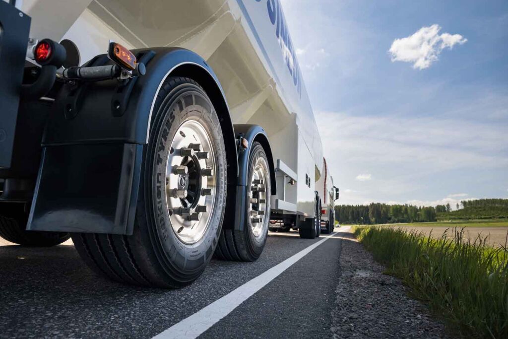 Hakka Truck Coach | Bus tire with confident grip and comfort / Nokian Tyres